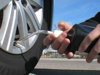 Reparar un pinchazo con el kit anti-pinchazos: vídeo práctico