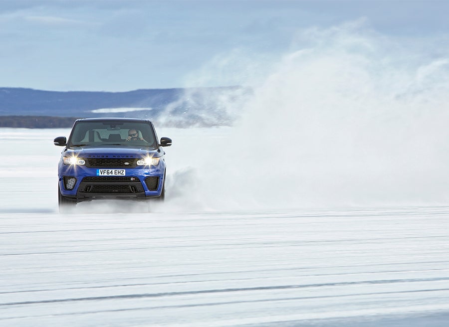 Así se maneja el Range Rover Sport SVR sobre una pista de hielo