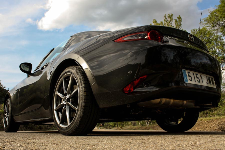 Prueba del Mazda MX-5 RF, el roadster reconvertido en targa | Autocasión