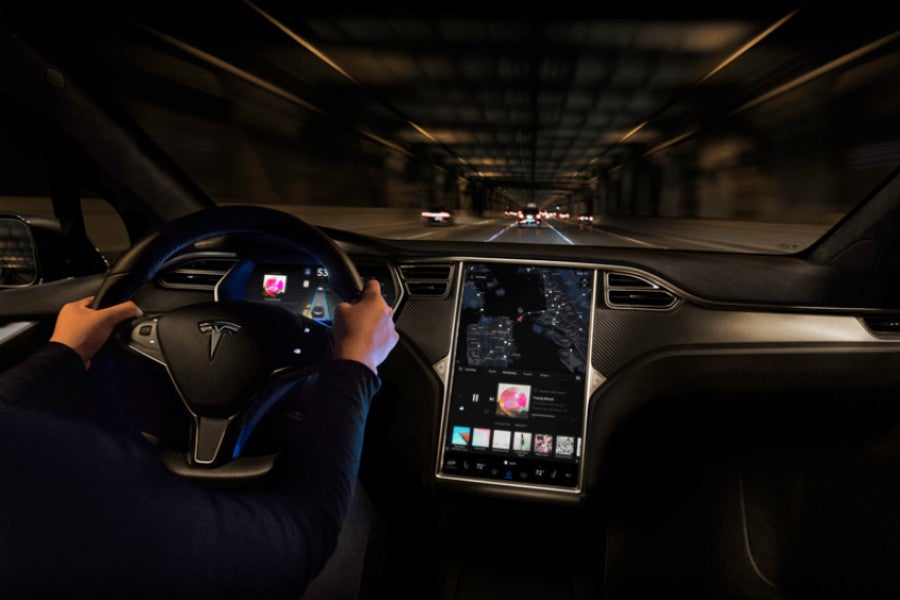 Tesla incorpora Netflix y YouTube a su sistema de infoentretenimiento ...