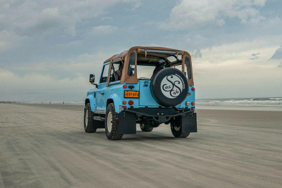 Un Land Rover Defender, convertido en buggy de playa | Autocasión