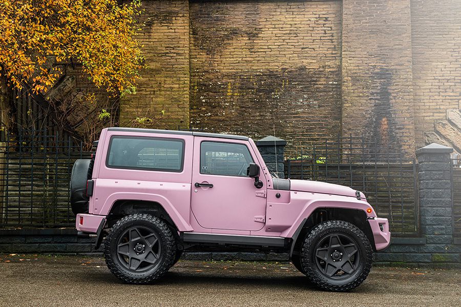 Jeep Wrangler de Kahn Automobiles: rosa por fuera, rudo por dentro ...