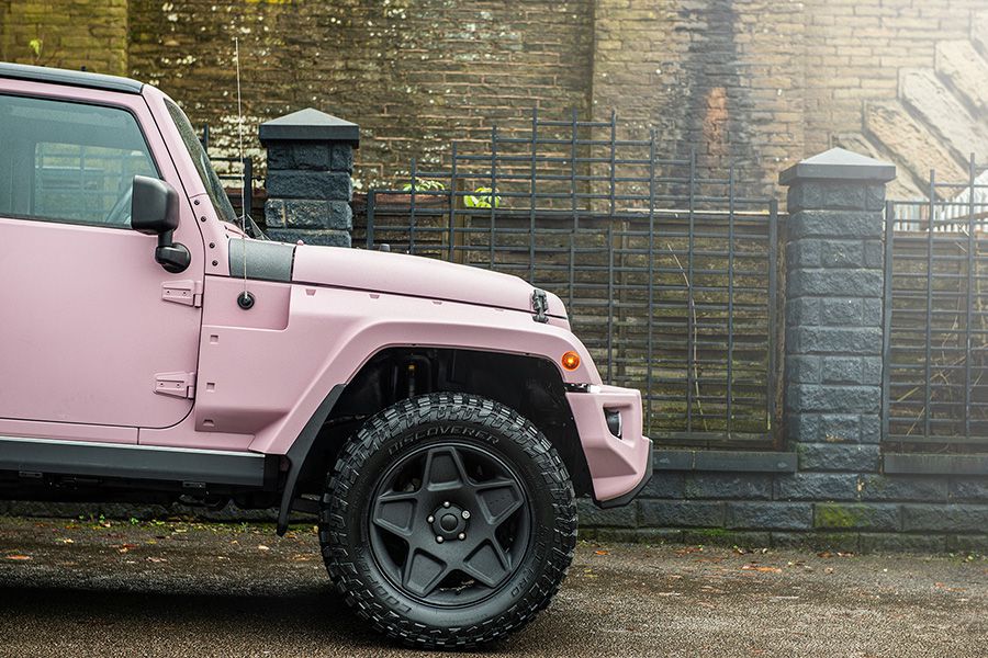 Jeep Wrangler de Kahn Automobiles: rosa por fuera, rudo por dentro ...