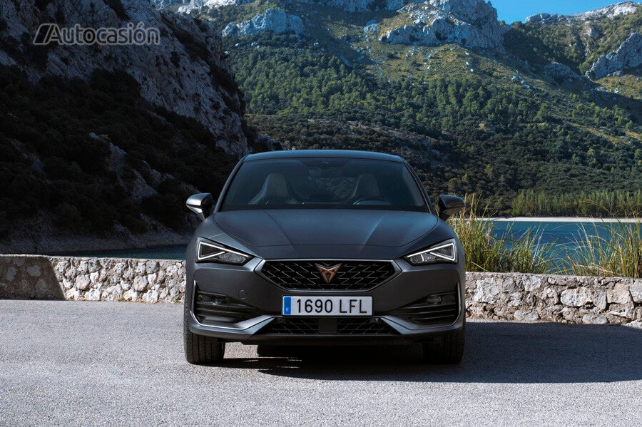Primera prueba del Cupra Leon e-Hybrid: como la noche y el día | Autocasión