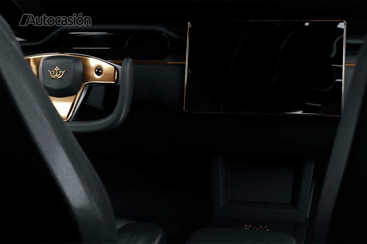 Así de lujoso (y de hortera) es un Tesla Model S recubierto en oro ...