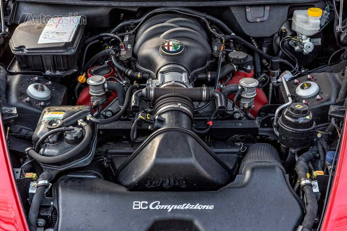 A subasta un precioso Alfa 8C Competizione de color único y con menos ...