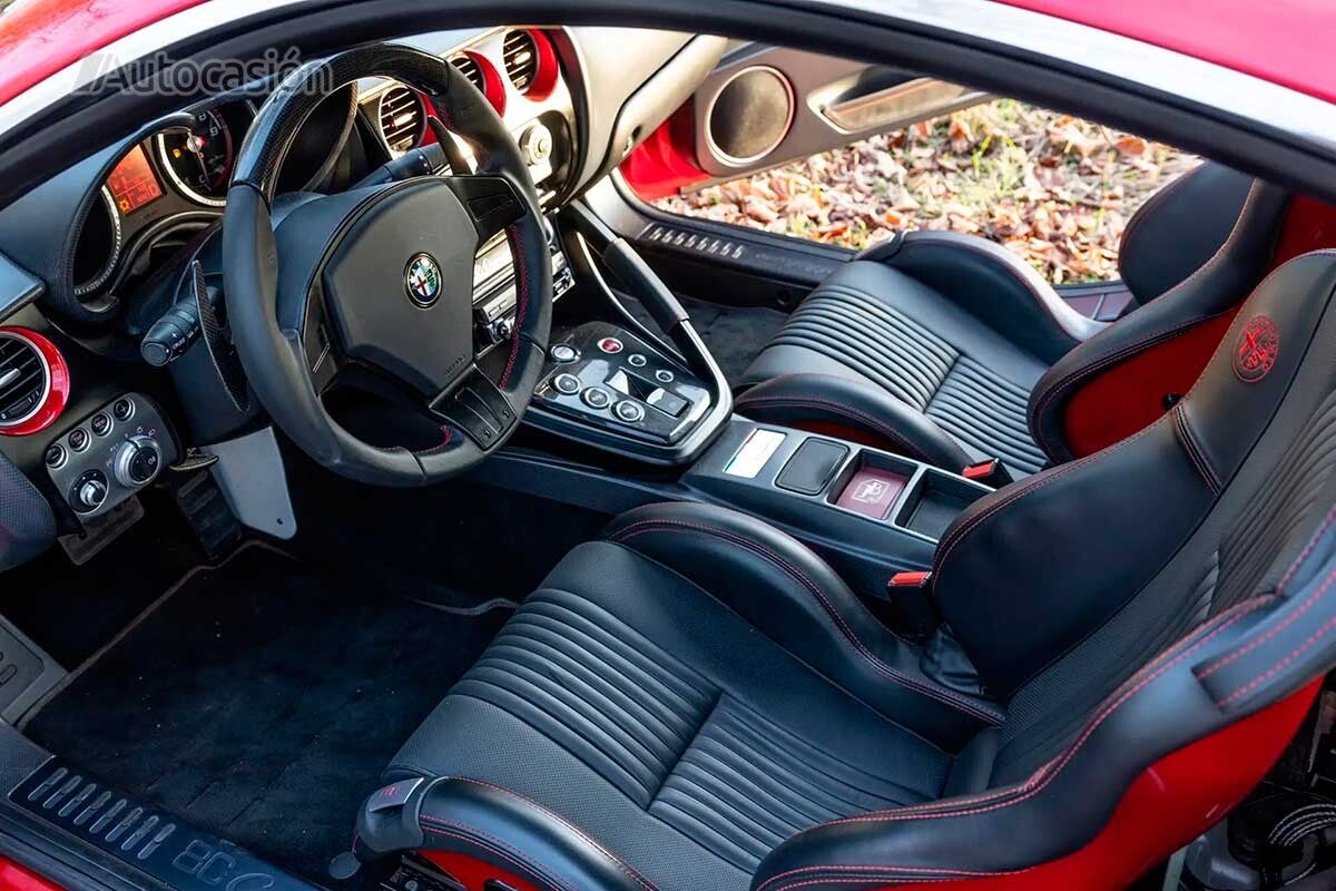 A subasta un precioso Alfa 8C Competizione de color único y con menos ...