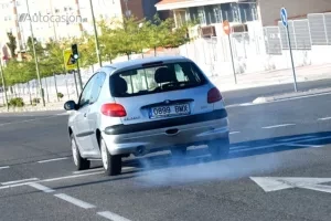 ¿Tu coche echa humo blanco? Dime el color y sabrás la avería