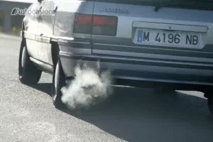 ¿Tu coche echa humo blanco? Dime el color y sabrás la avería