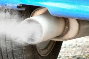 ¿Tu coche echa humo blanco? Dime el color y sabrás la avería
