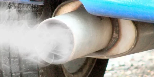 ¿Tu coche echa humo blanco? Dime el color y sabrás la avería