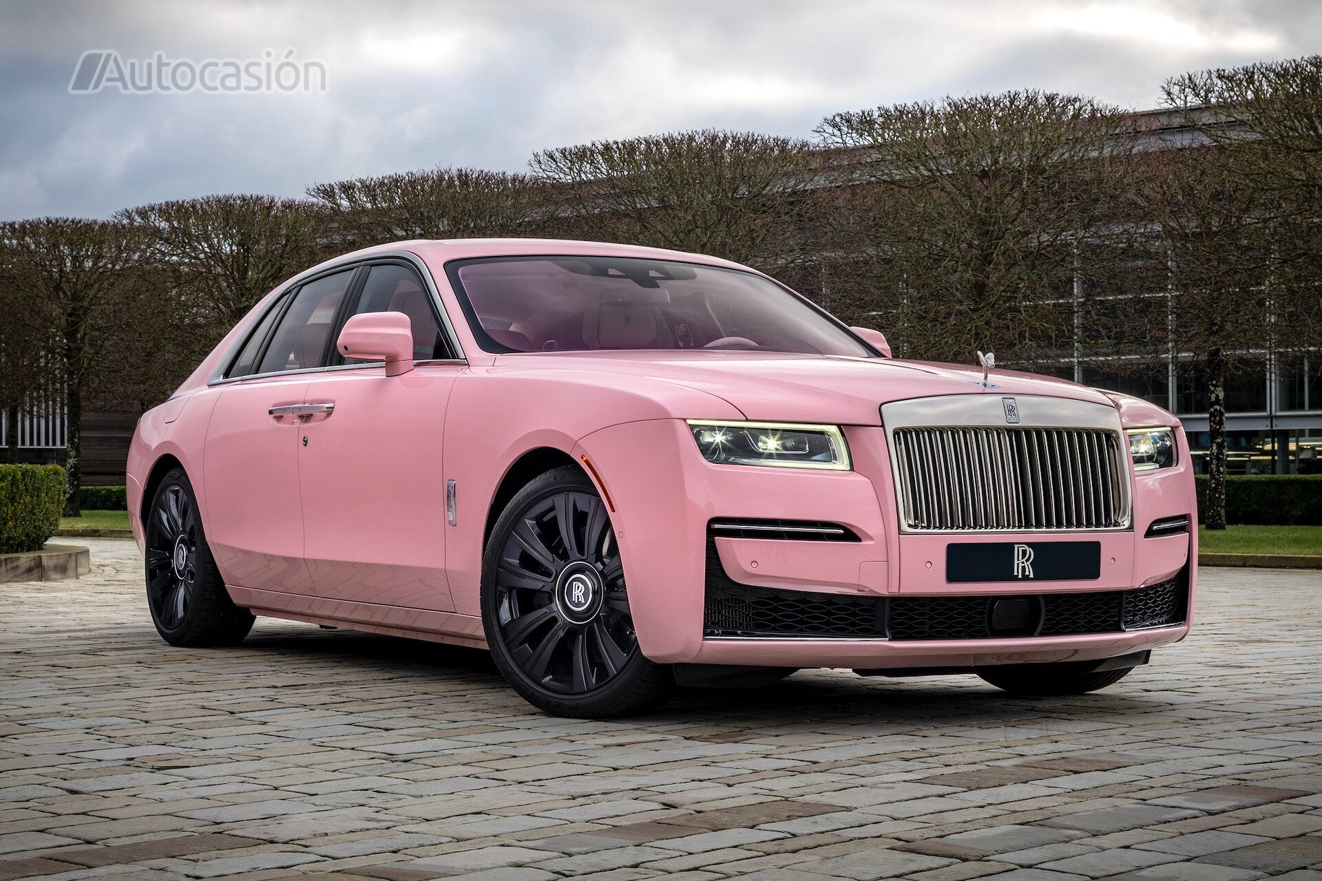 Alguien ha encargado un Rolls-Royce Ghost rosa ¡y conocemos al culpable ...