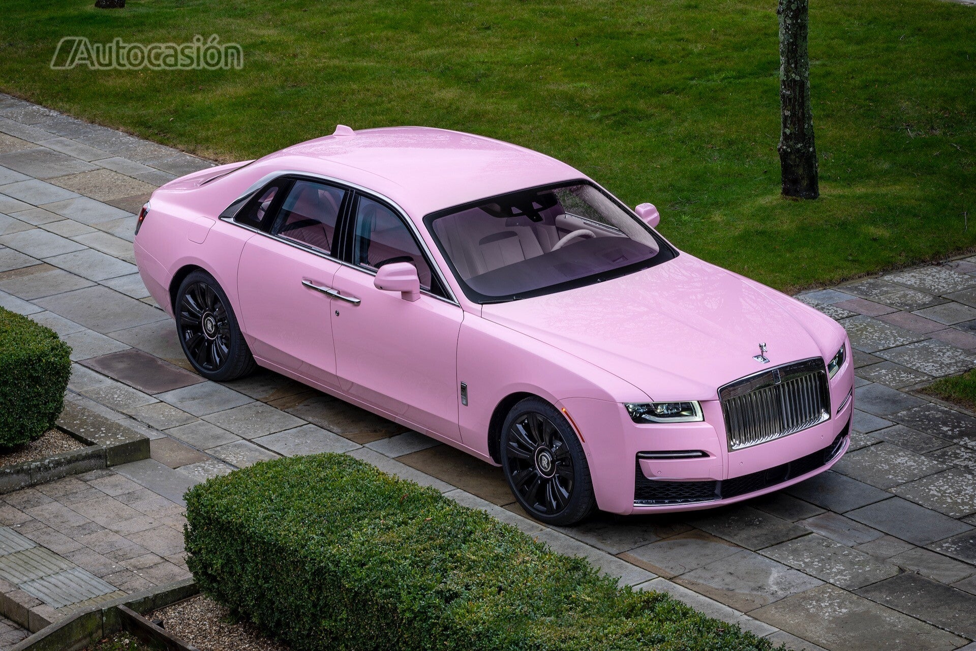 Alguien ha encargado un Rolls-Royce Ghost rosa ¡y conocemos al culpable ...