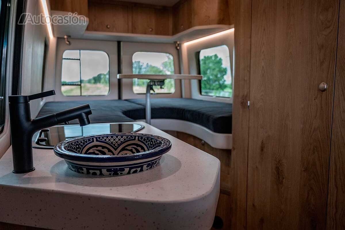 Innova Roadtrip 595L, una camper con interior de yate que apuesta por ...