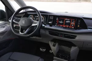 VÍDEO| Volkswagen Multivan T7 eHybrid 2025: 245 caballos y con etiqueta ...
